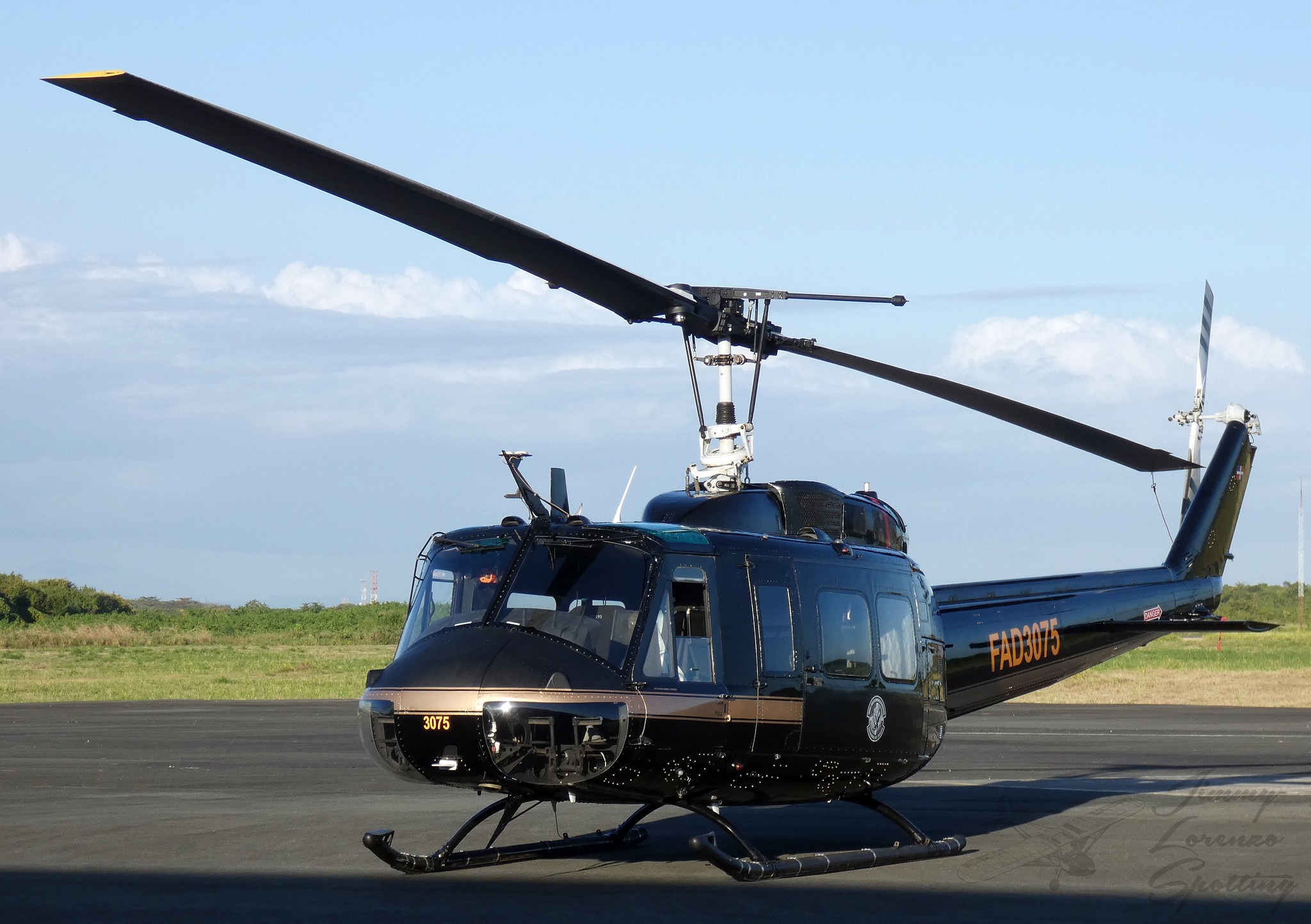 Se completa la entrega del segundo grupo de Huey II para la FARD ...